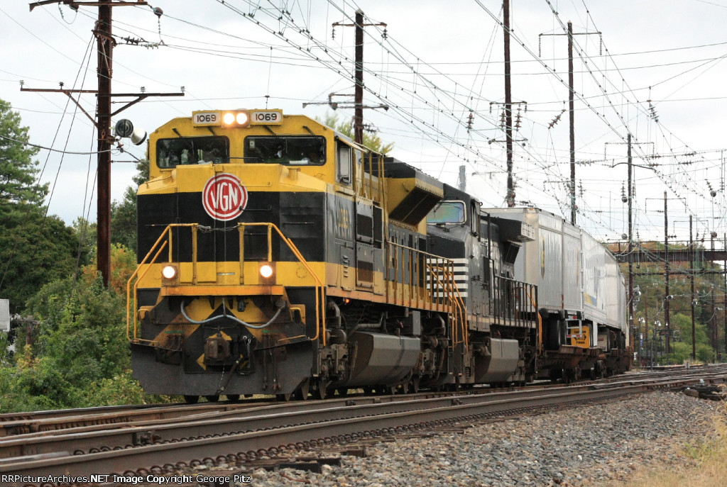 NS 1069 and train 24M